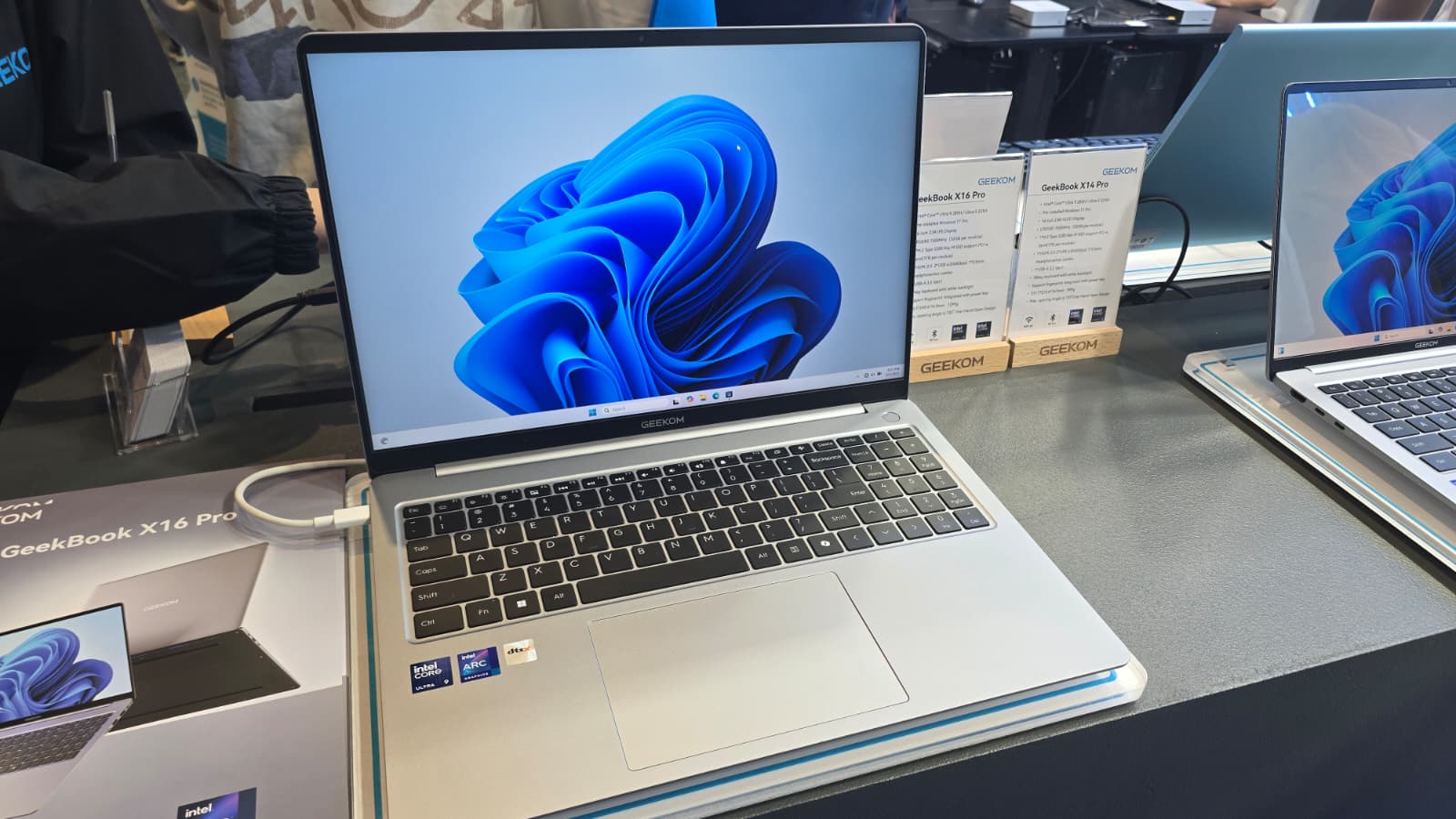 El nuevo Ultrabook de GEEKOM viene con pantalla OLED y procesador Intel ...